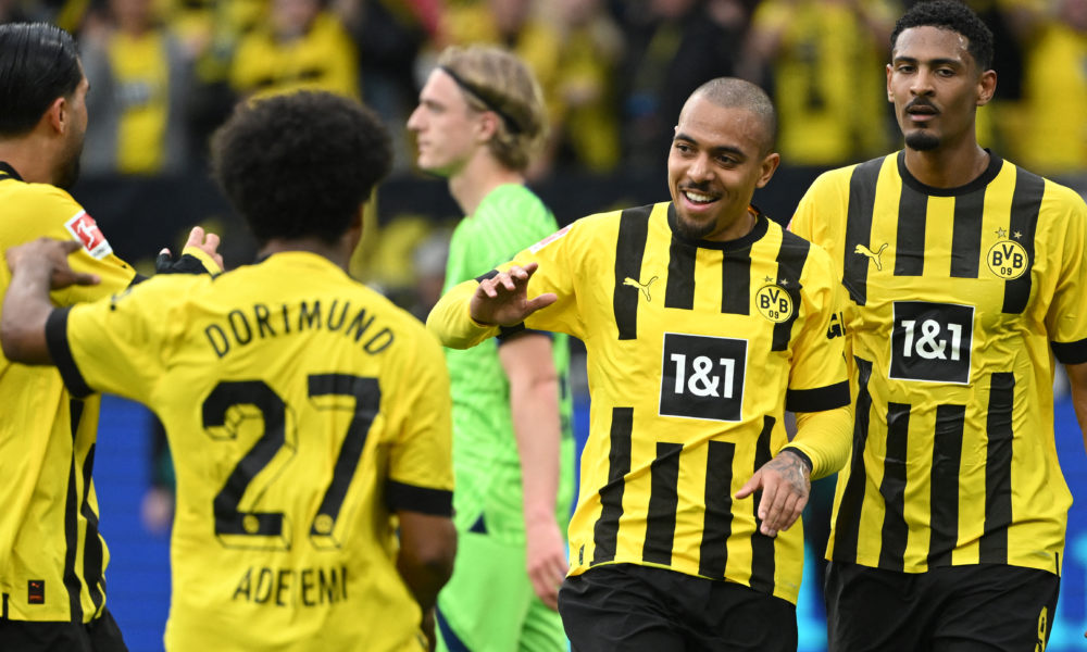 Six-goal Dortmund keep pace with Bayern