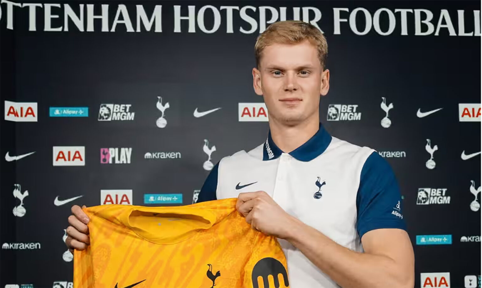 Tottenham sign Czech goalkeeper Kinsky